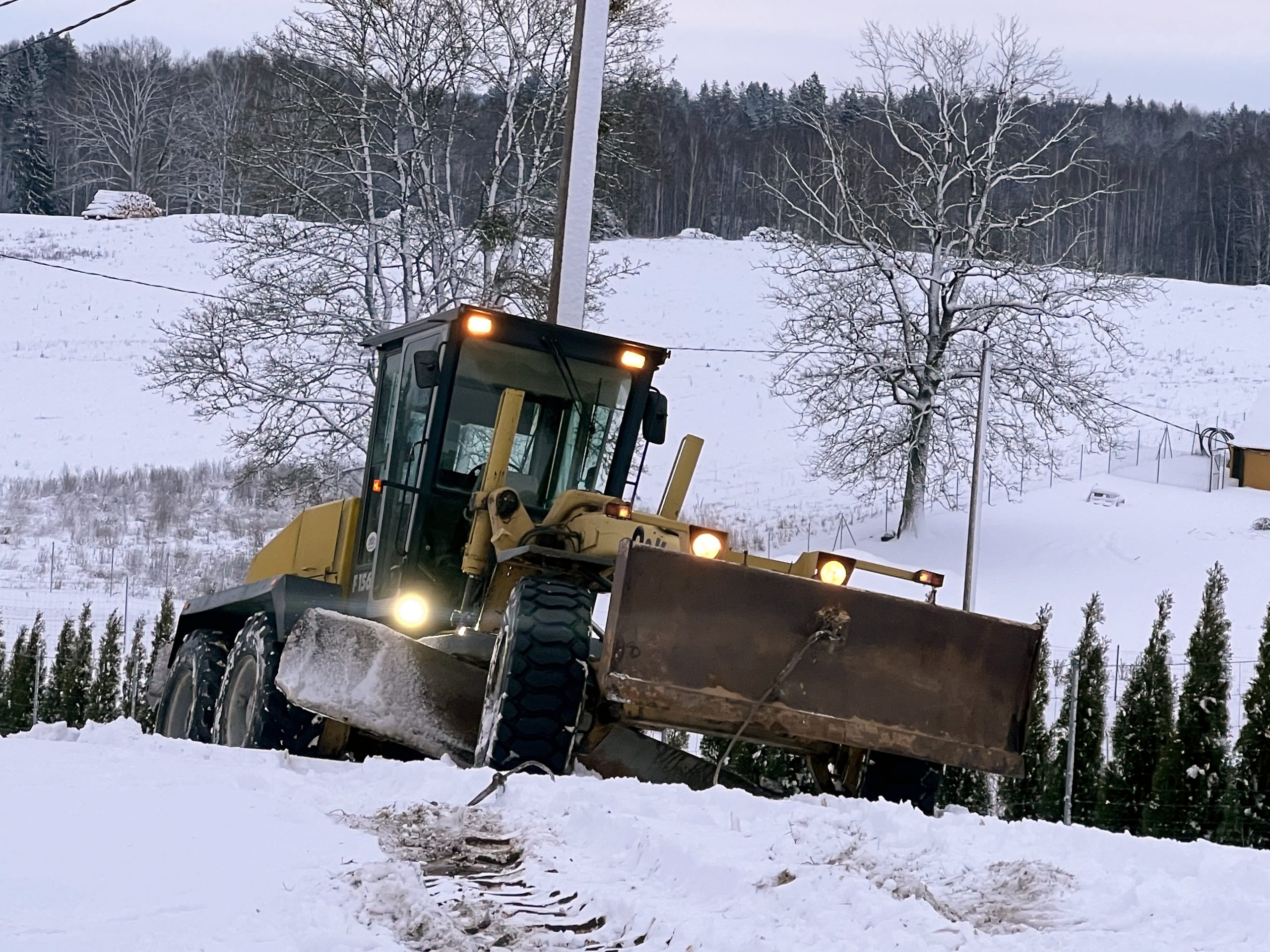 Ryliškių kelyje užstrigo sniegą valęs greideris (foto) - danieliusnet